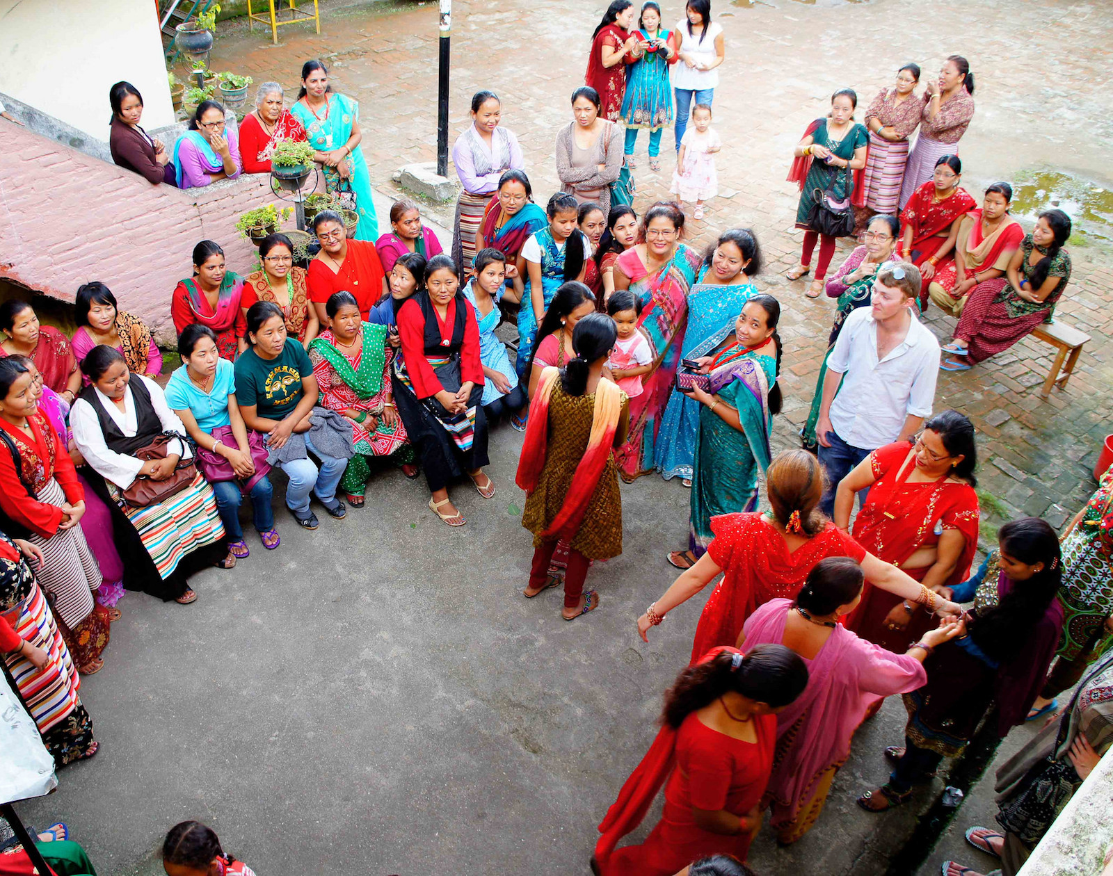 What's the Difference Between Volunteering Abroad and Voluntourism ...